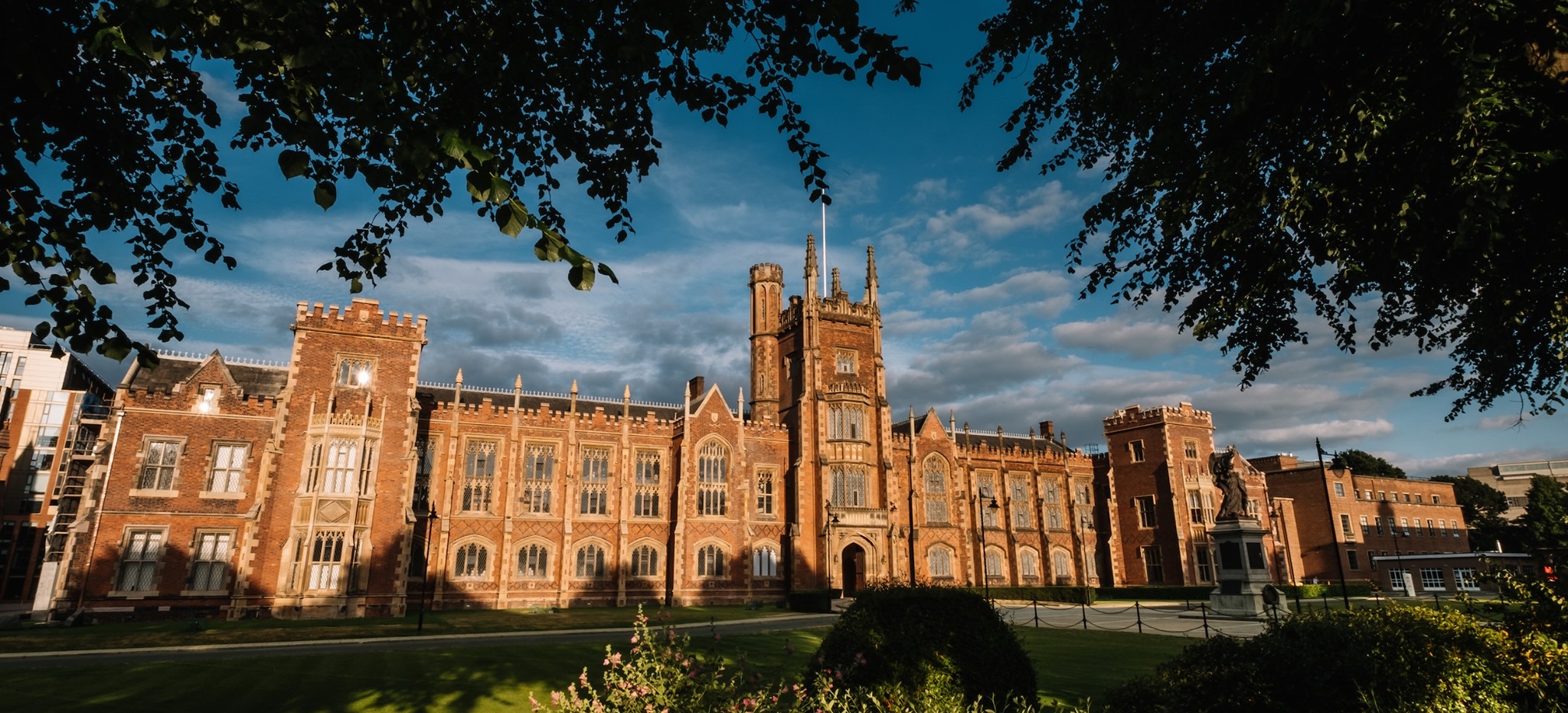 Queen's University Belfast 貝爾法斯特女王大學 - 新絲路留遊學